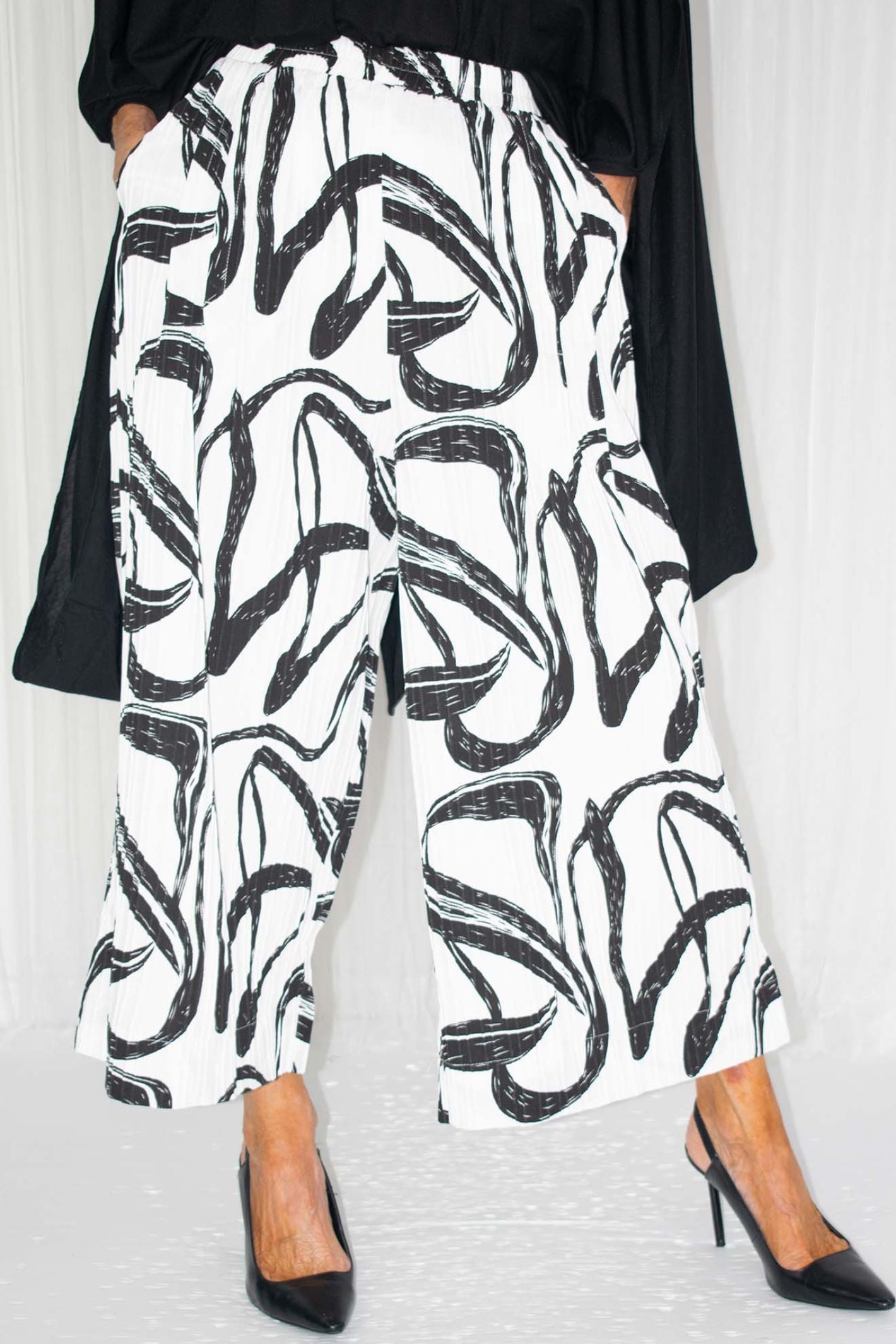 Black and white cropped trousers store