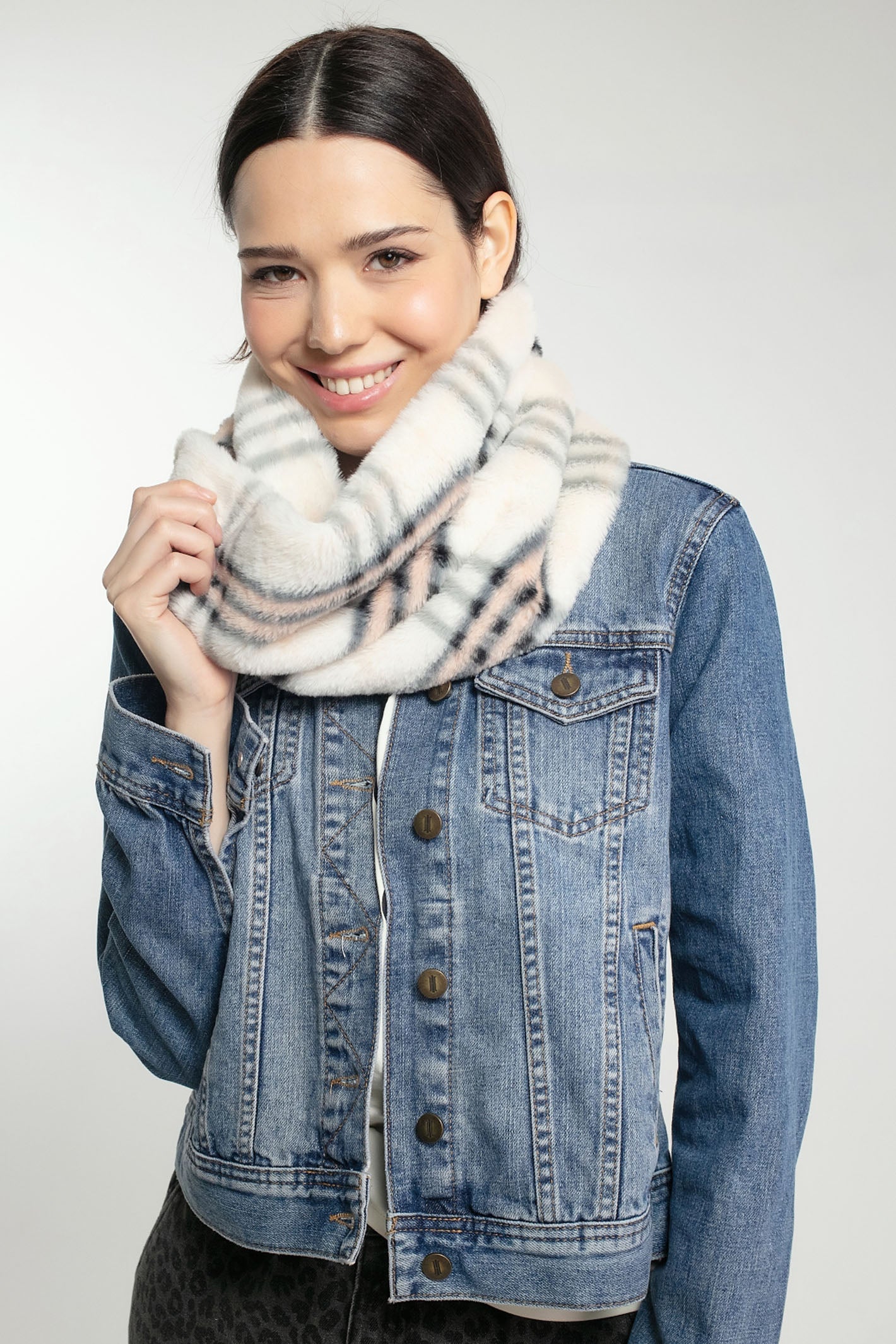 Nooki Snuggy Check Faux Fur Snood – Experience Boutique